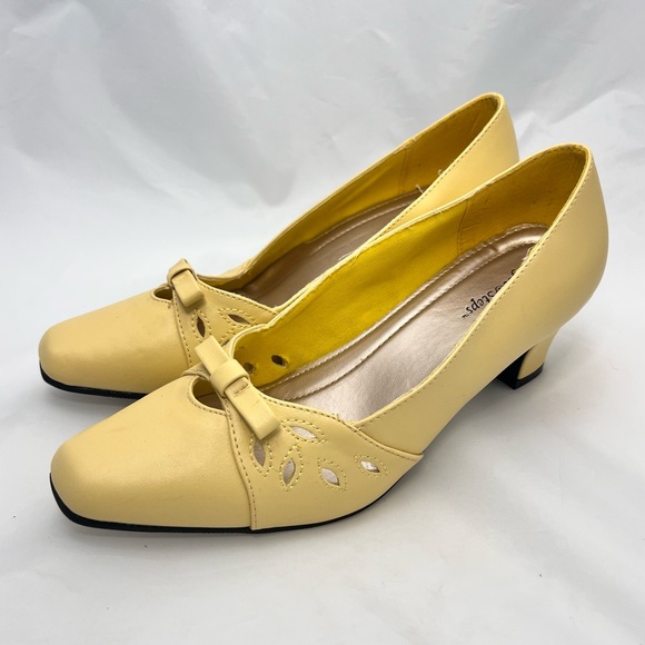 Angel Steps | Shoes | Cottage Core Eyelet Kitty Heels 92s Low Pump ...